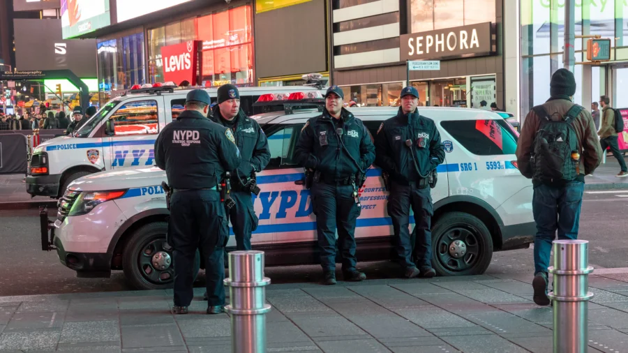 Police Seeking Person Who Set Man on Fire Near Times Square | NTD