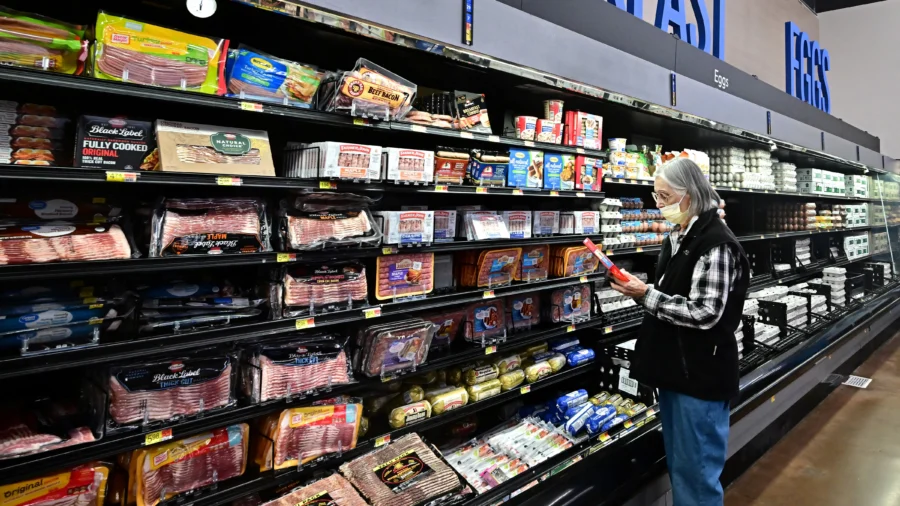 Consumers React to High Prices as Inflation Persists | NTD