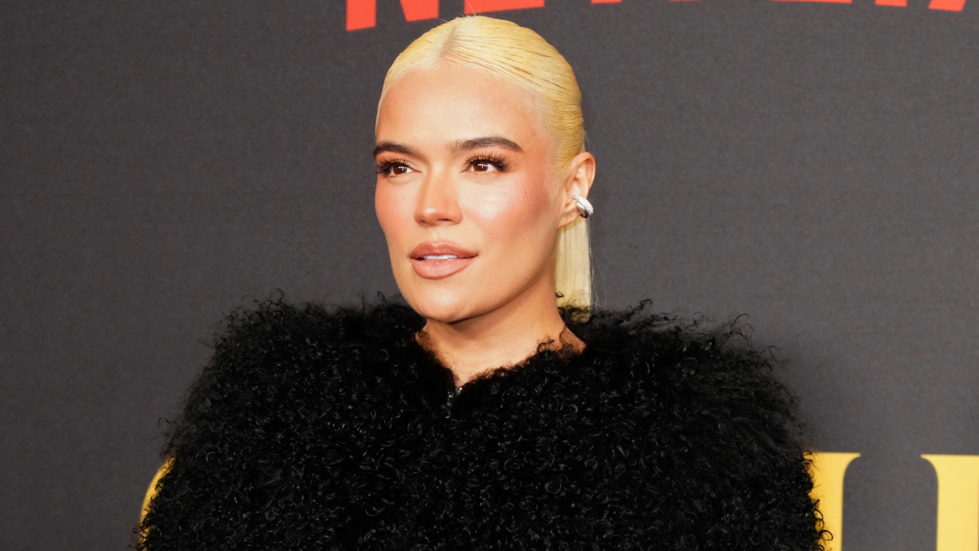 Plane Carrying Grammy-Winning Singer Karol G Makes Emergency Landing | NTD