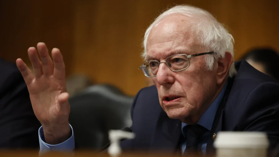 Bernie Sanders Pushes 32-Hour Federal Workweek Without Pay Loss | NTD