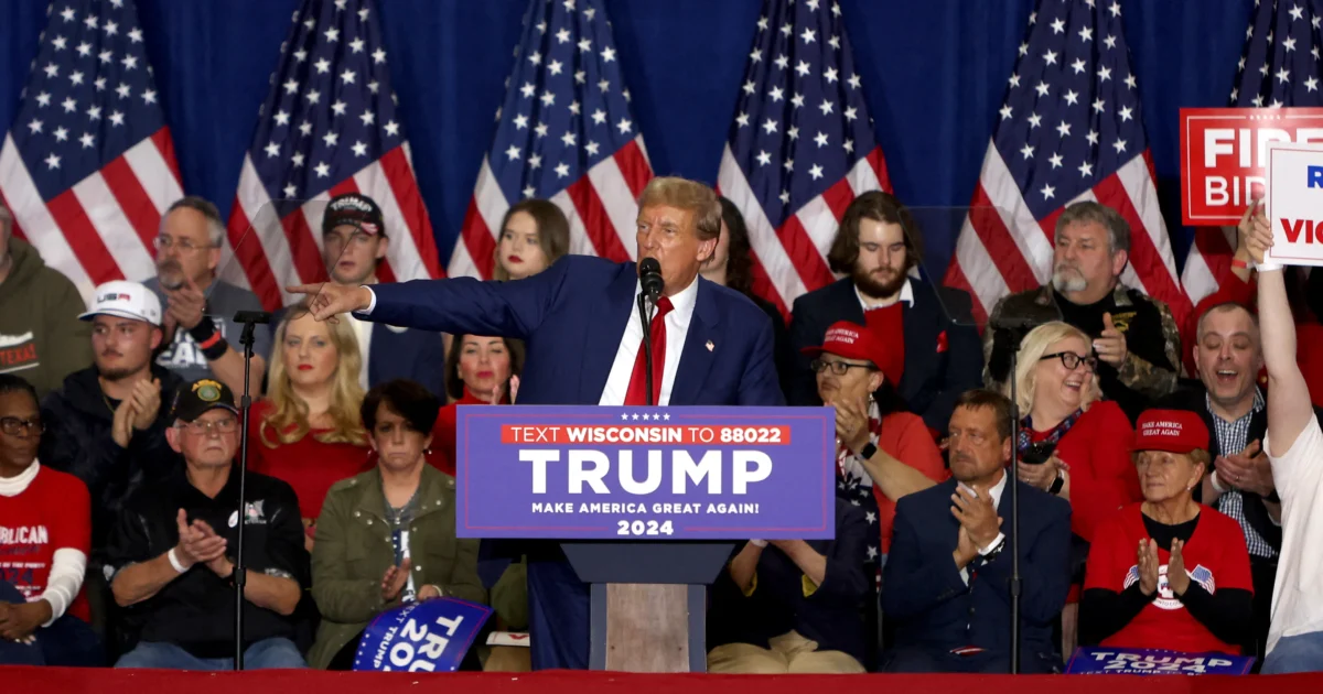 Trump Campaigns in Green Bay, Wisconsin | NTD