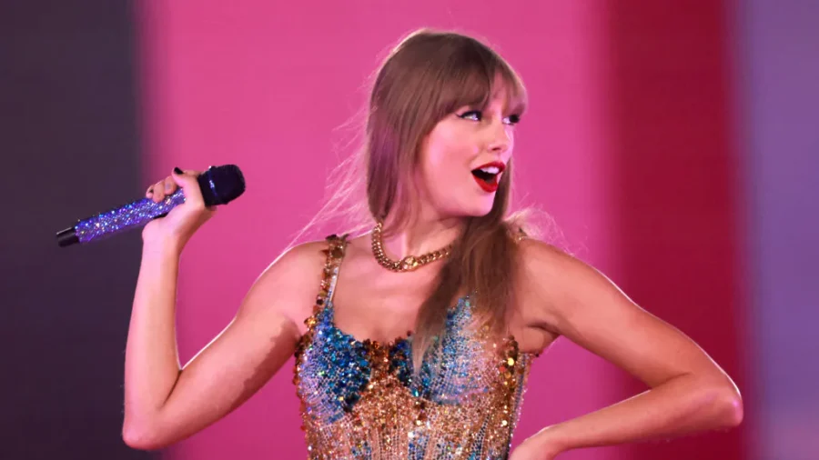 Taylor Swift Sets Guinness World Record With Podcast Appearance | NTD