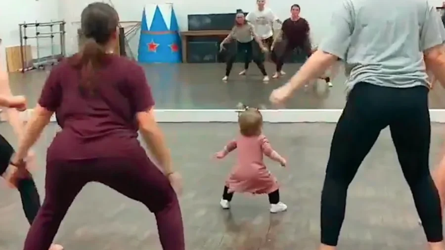 Toddler Leads Dance Lesson, With Grown-Ups Following Her Moves! | NTD