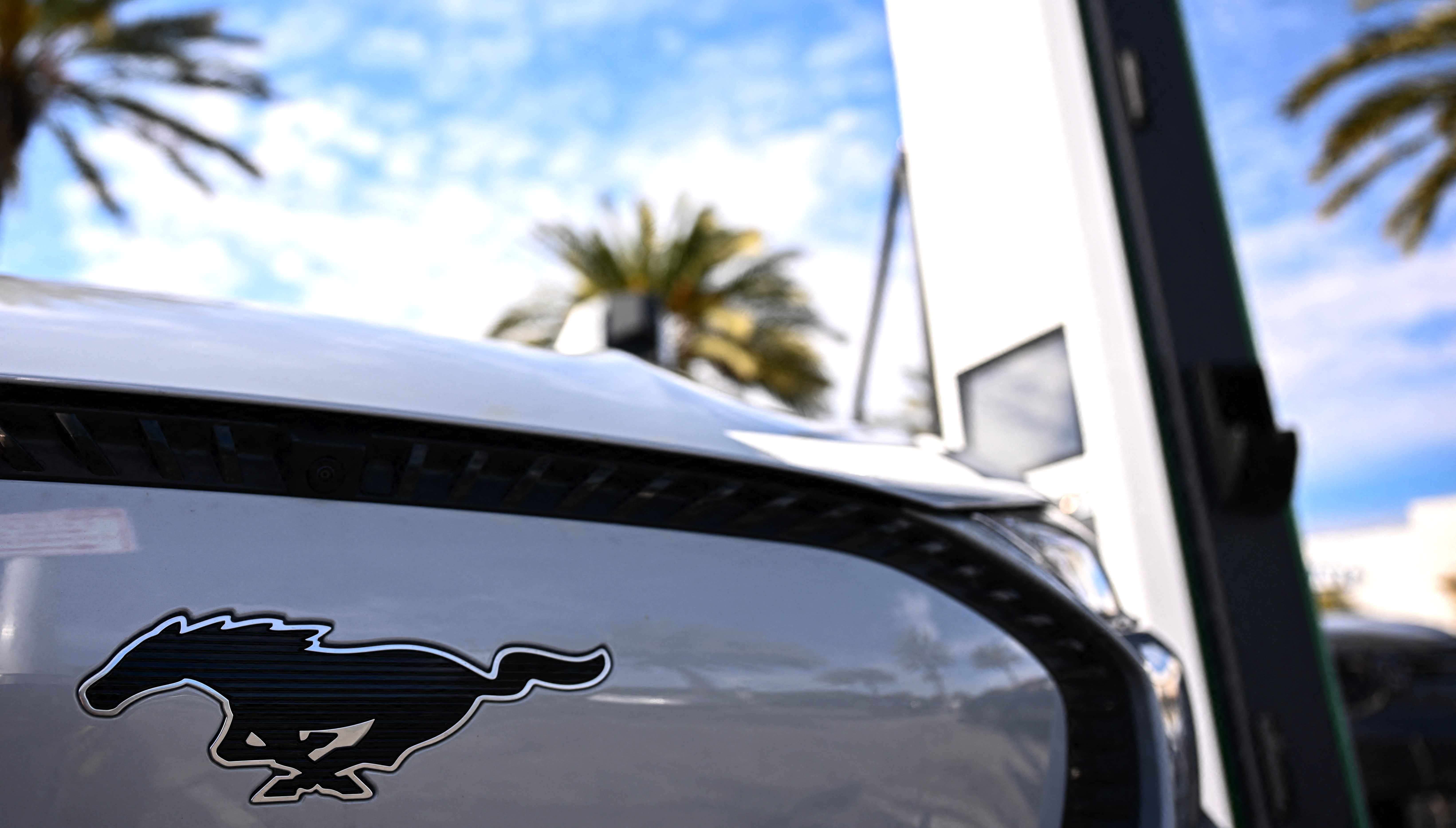 US Opens Probe Into 130,000 Ford Vehicles Over Hands-Free Tech | NTD