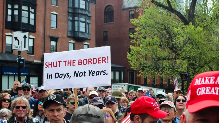 'Close the Border' Rally in Boston Draws a Crowd of Protesters | NTD