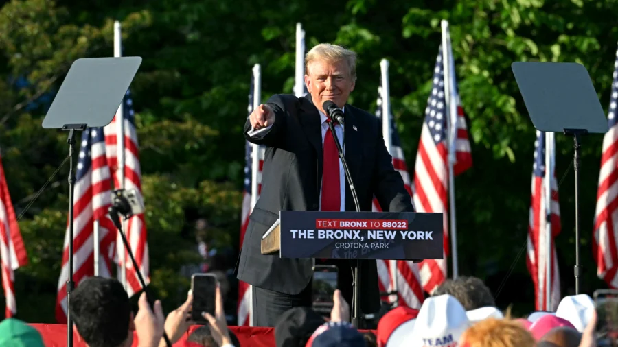 Trump Holds Rally in South Bronx, New York | NTD