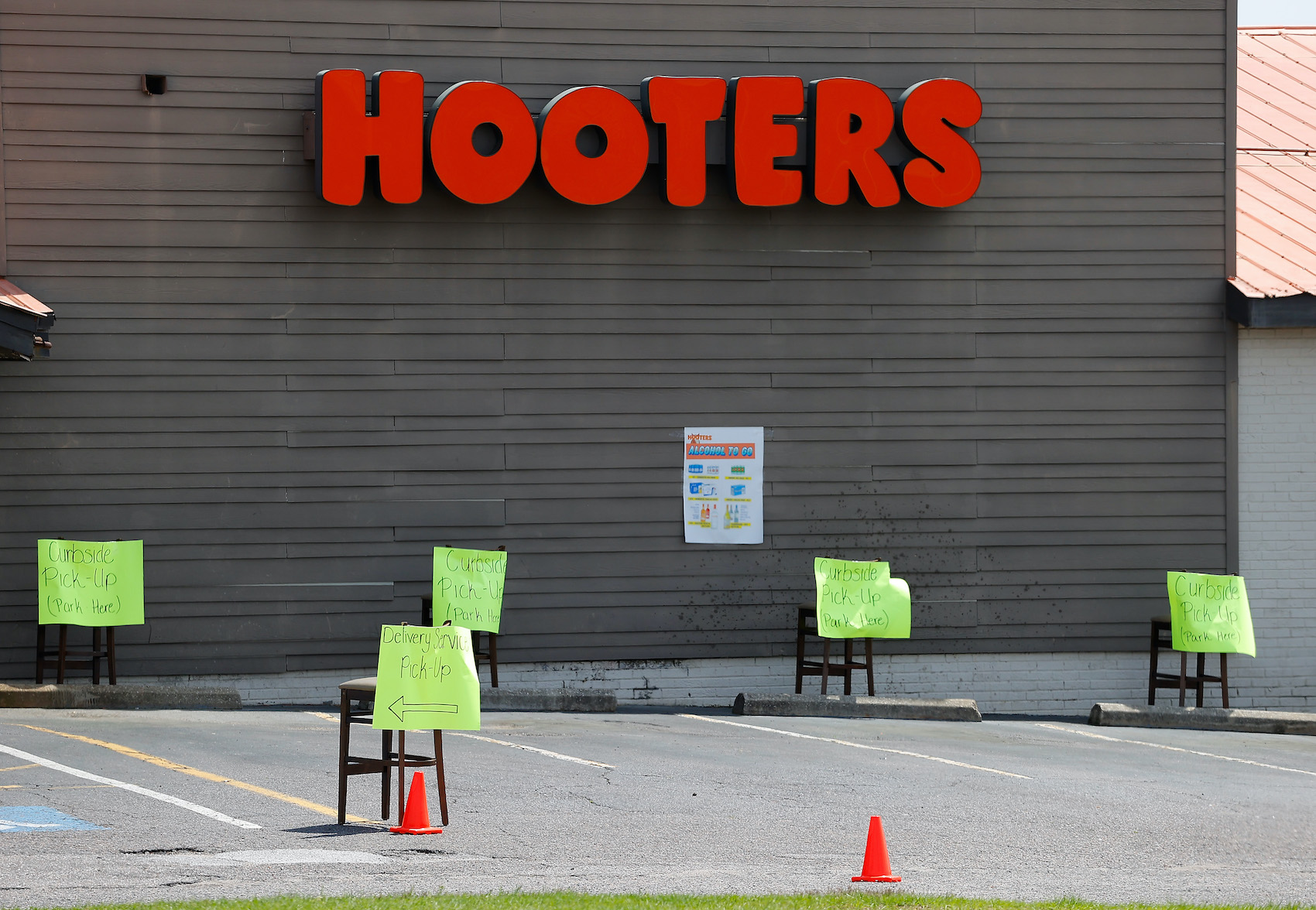 Hooters Announces Closures of Underperforming Restaurants | NTD