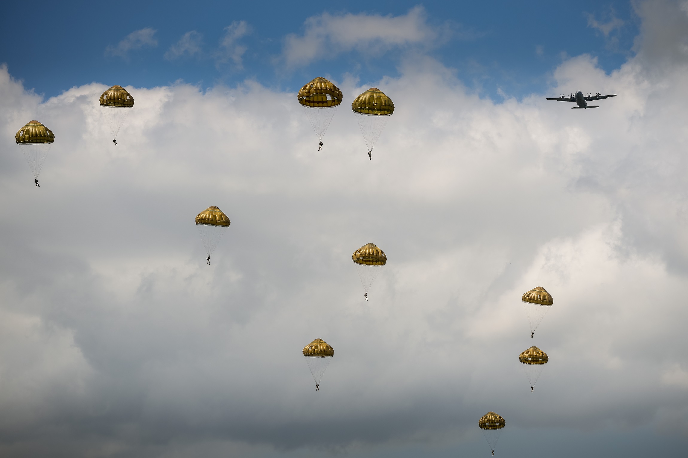 Paratroopers Recreate Historic Normandy Drop to Commemorate 80th ...