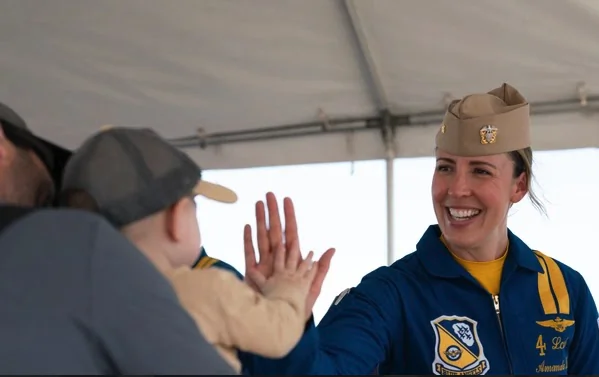 Lt. Amanda Lee: First Female ‘Blue Angels’ Fighter Jet Demonstration ...