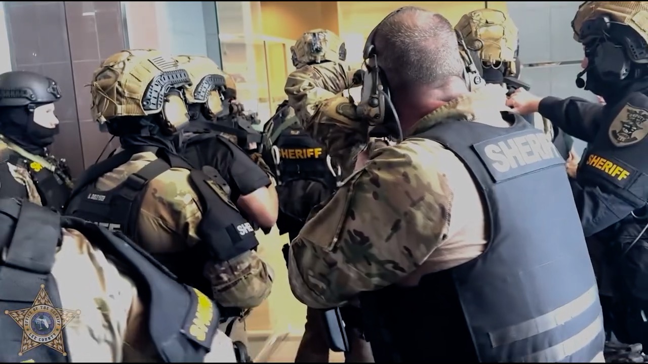 SWAT Sniper Ends Hostage Situation in Florida Bank | NTD