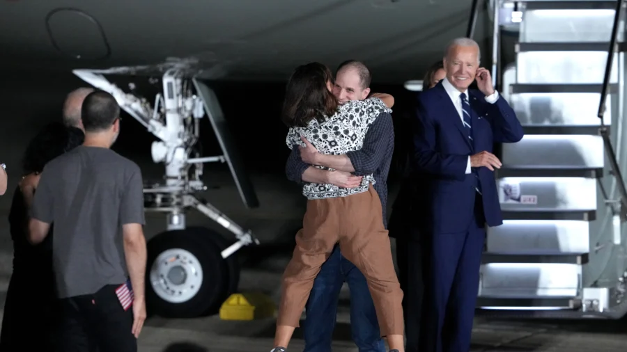Freed Americans Return to US Soil After Prisoner Swap | NTD