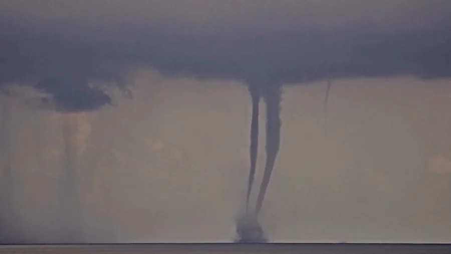 Twin Waterspouts Swirl Off Florida’s Palm Beach Coast | NTD