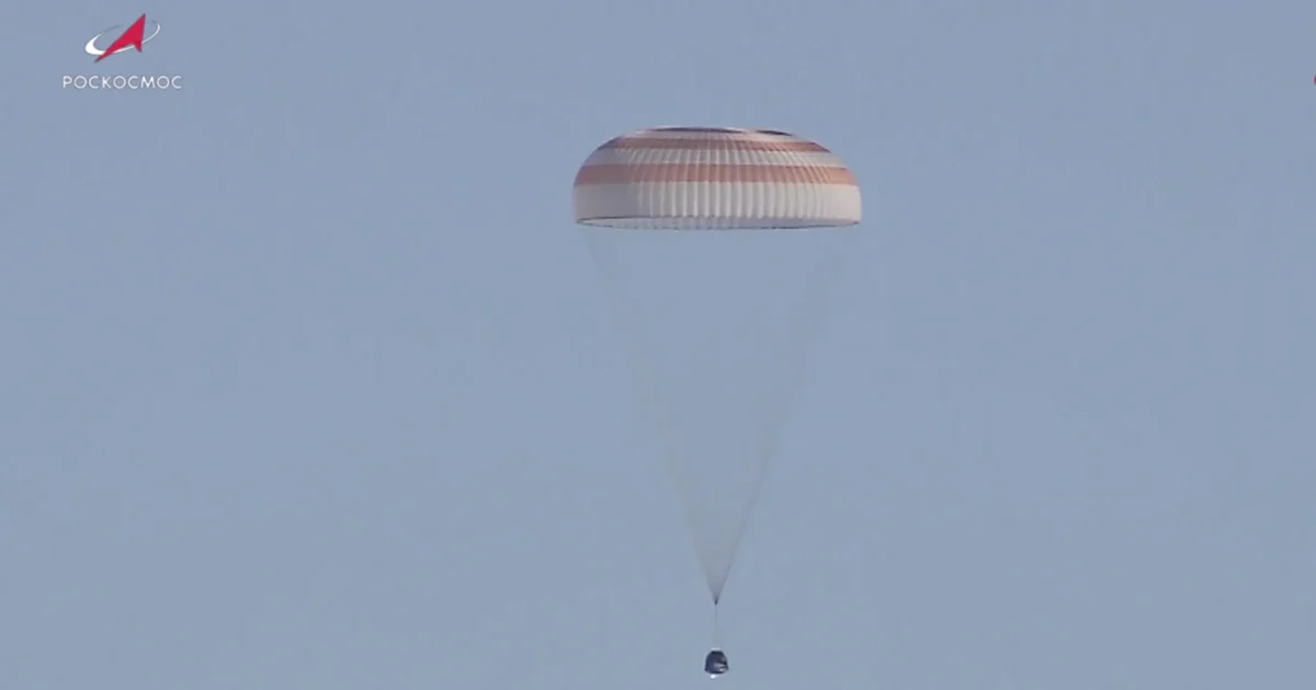 Soyuz Capsule With 2 Russians and 1 American From International Space ...