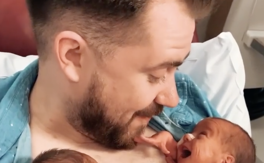 Newborn Baby Opens a Huge Smile to Greet Daddy | NTD