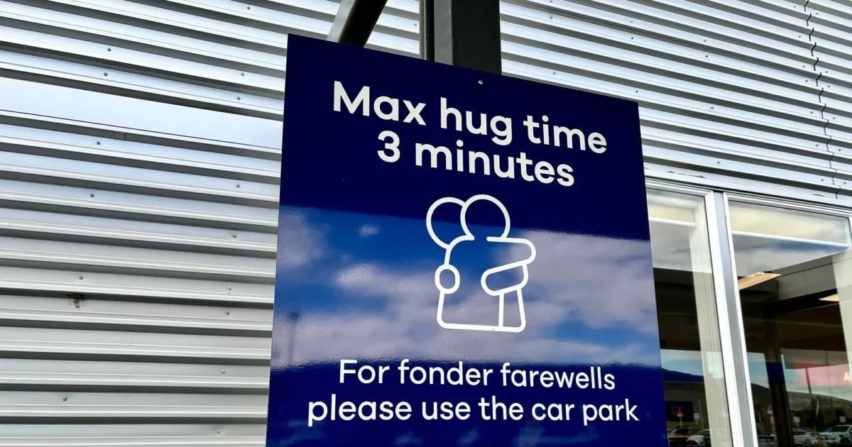 New Zealand Airport Sets Time Limit on Hugs in Drop-off Zone | NTD
