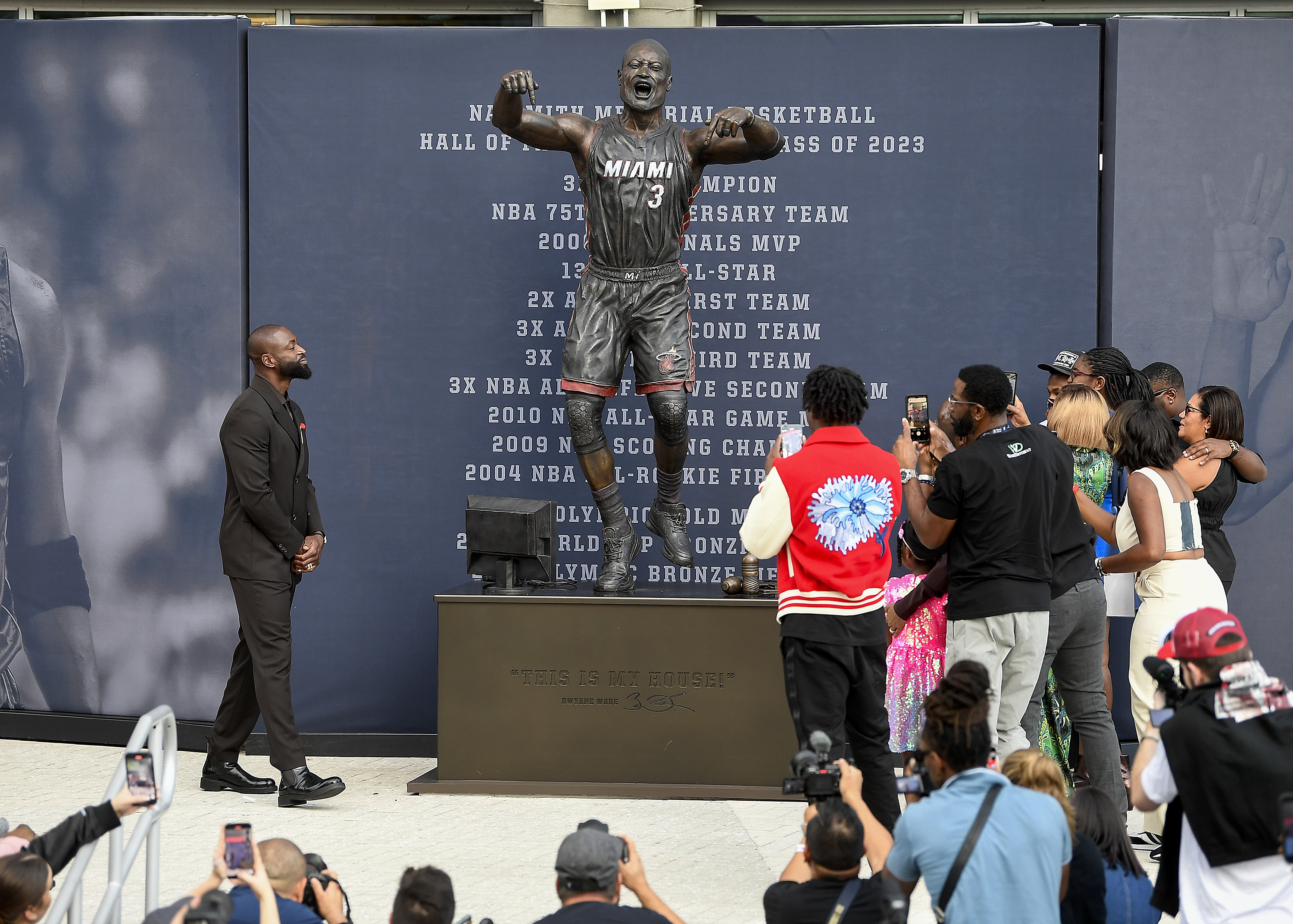 Dwyane Wade Statue Unveiled in Miami but Fans Question Likeness | NTD Dwyane Wade Statue Unveiled in Miami but Fans Question Likeness | NTD