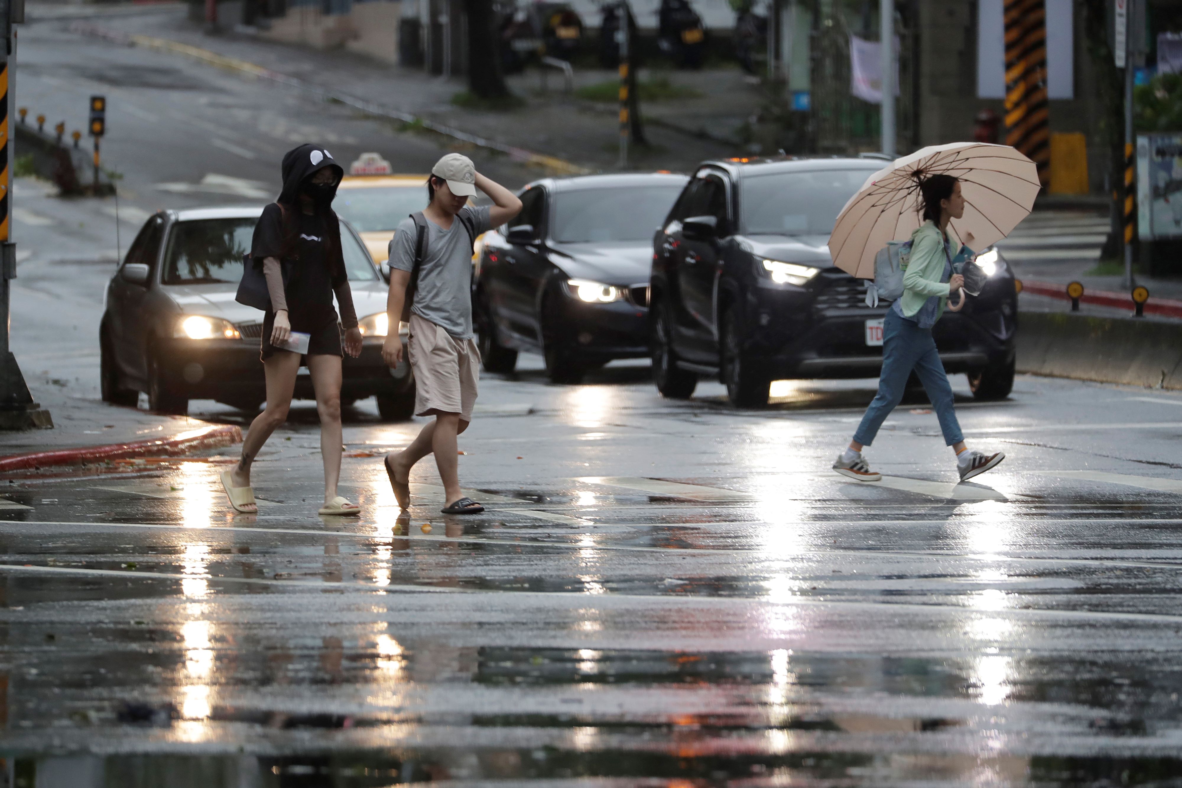 Typhoon Kong-rey Hits Taiwan’s East Coast, Leaving One Dead | NTD