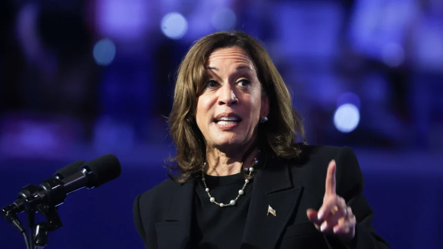 Harris Hosts Concert and Rally to Crowd of 13,000 in Wisconsin | NTD