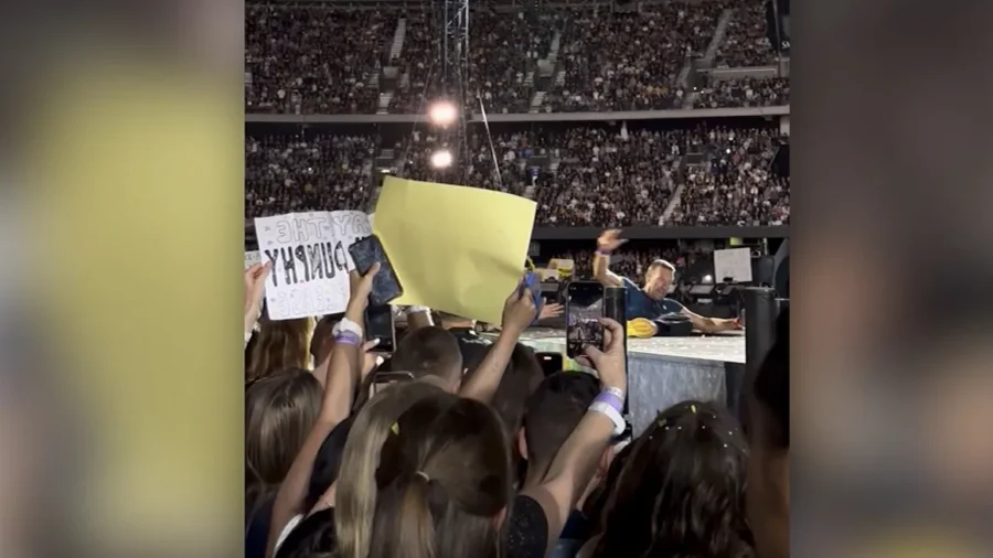 Chris Martin Falls Into Hole in Stage During Coldplay Gig in Australia ...
