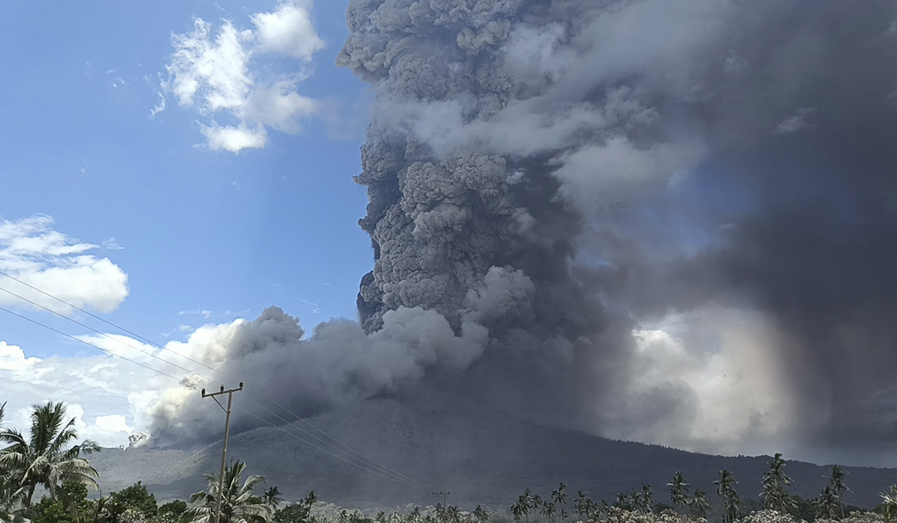 Indonesia’s Mount Lewotobi Laki Laki Unleashes Towering Columns of Hot Clouds | NTD