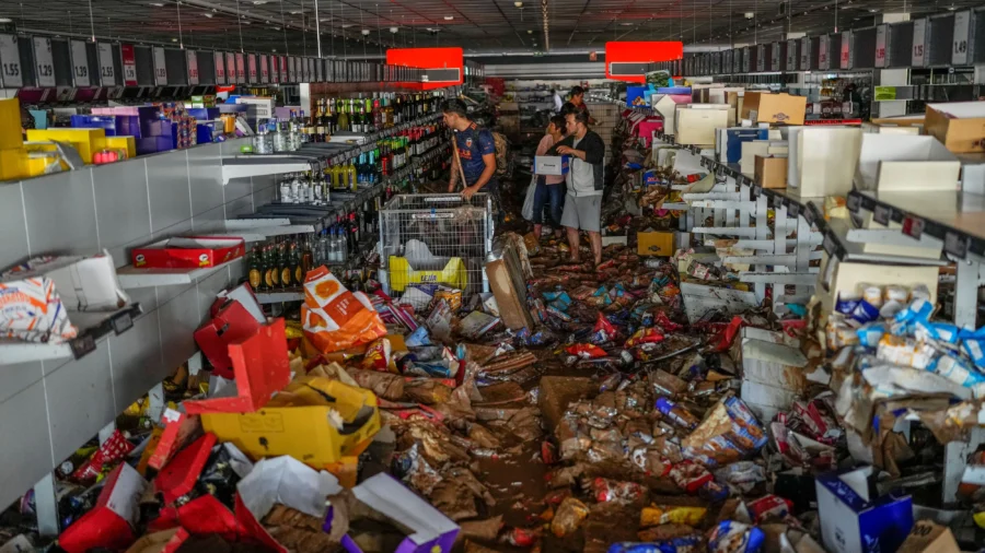 Residents of Spain Pay Tribute to Victims of Deadly Valencia Floods | NTD