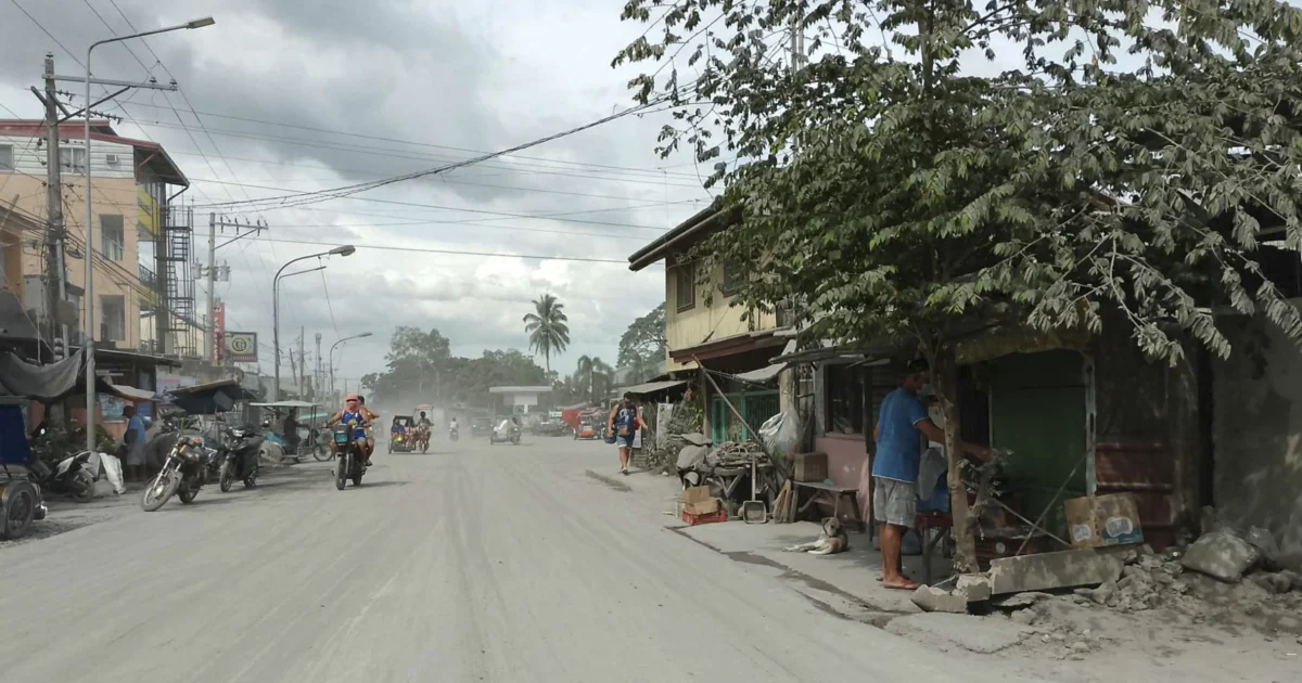 Mass Evacuation of Philippine Villages Underway After Brief but Major Volcanic Eruption | NTD