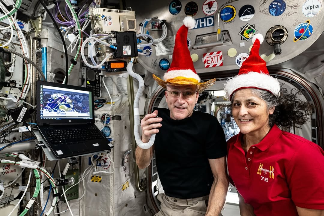 Stranded Astronauts Enjoy Christmas Dinner in Outer Space | NTD