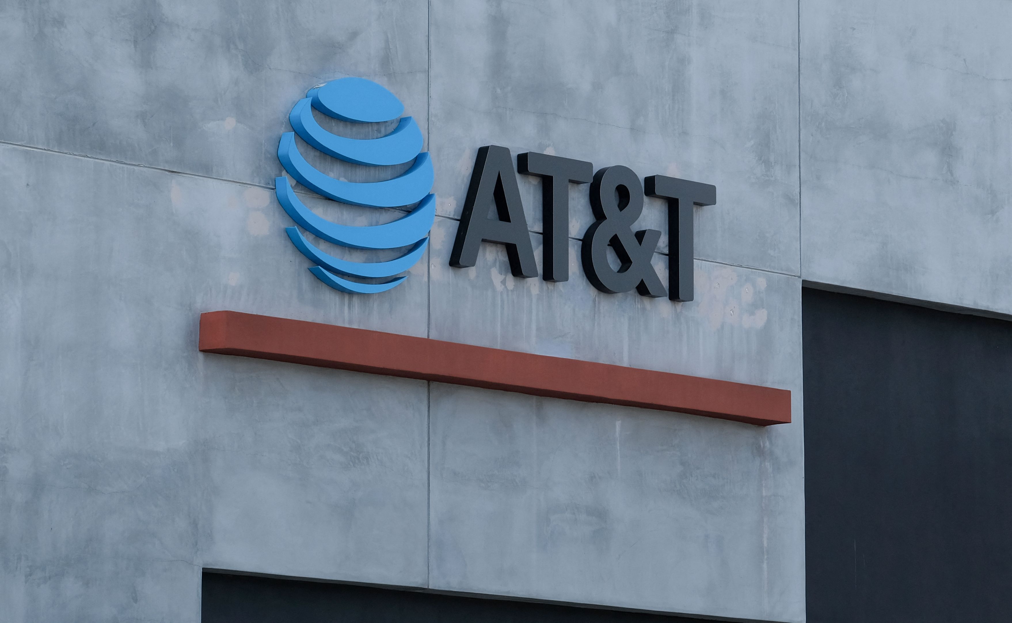 Telecom Providers Say Networks Are Secure Following Chinese Salt Typhoon Hack | NTD