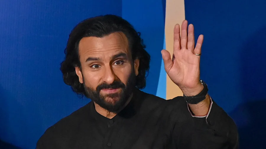 Indian Bollywood Star Saif Ali Khan Is Stabbed by Intruder at His Home in Mumbai | NTD