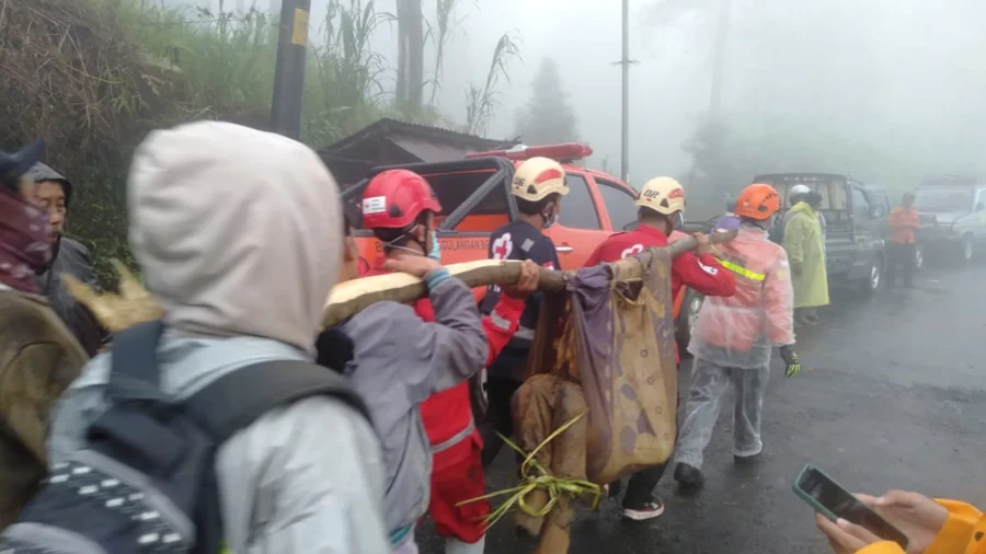Landslides and Flash Floods on Indonesia’s Java Island Leave 17 Dead and 8 Missing | NTD