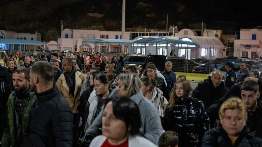 Hundreds Flee Santorini as Quakes Disrupt Life | NTD