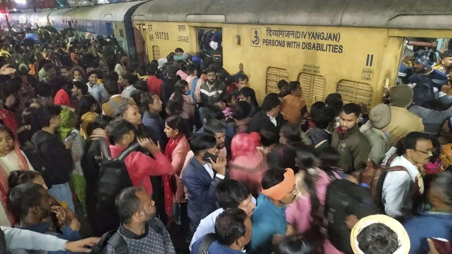 At Least 18 Dead After Stampede at New Delhi Railway Station in India | NTD