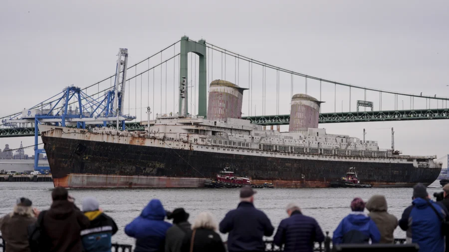 Historic Ocean Liner Departs Philadelphia on Voyage to Become World’s Largest Artificial Reef | NTD