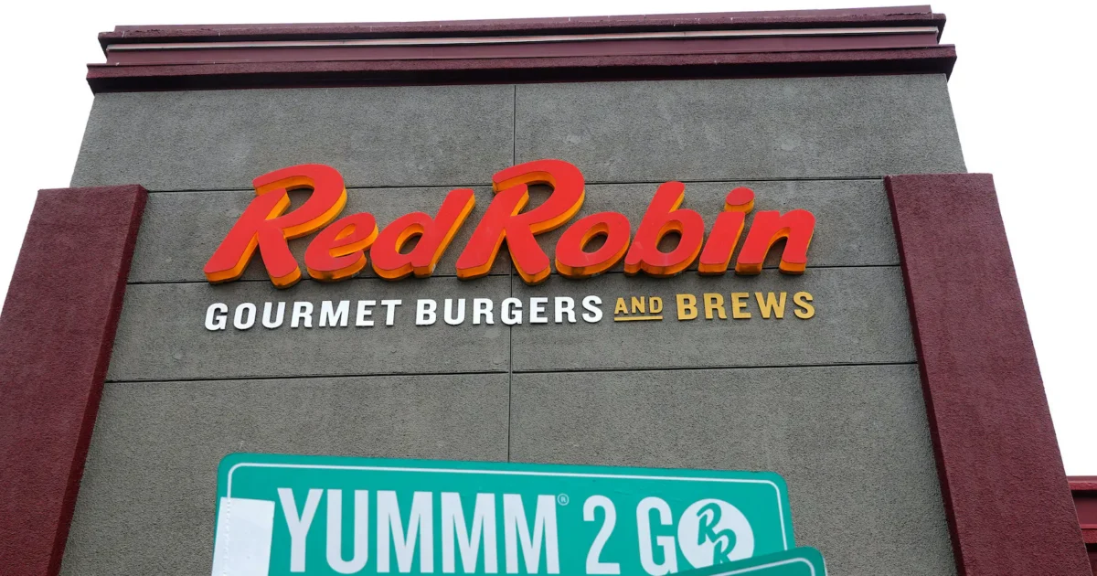 Red Robin Considers Closing 70 Underperforming Restaurants | NTD