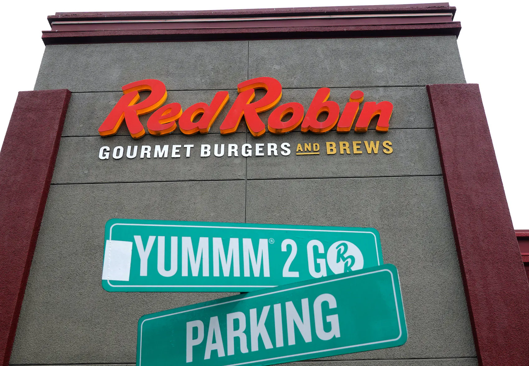 Red Robin Considers Closing 70 Underperforming Restaurants | NTD
