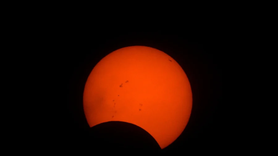 Partial Solar Eclipse Coming This Weekend: Get Your Glasses | NTD