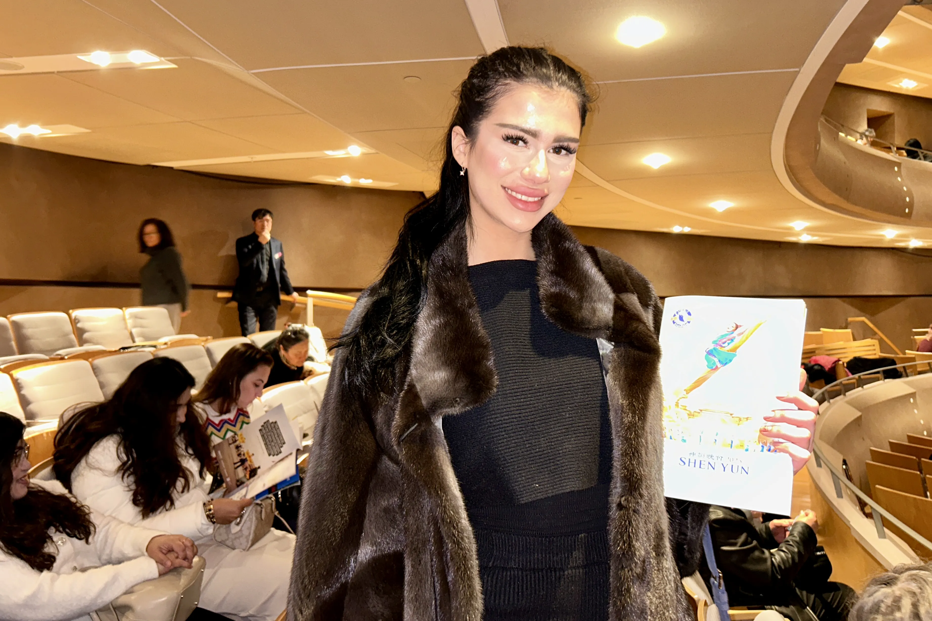 ‘I Like How There’s Angels’: Model, Songwriter, Pianist See Shen Yun ...