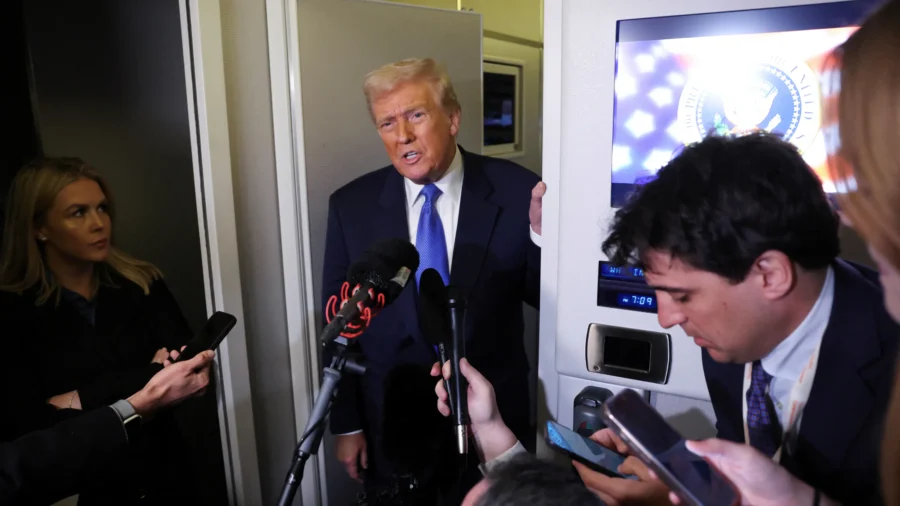 Trump Speaks to Reporters on Air Force One | NTD