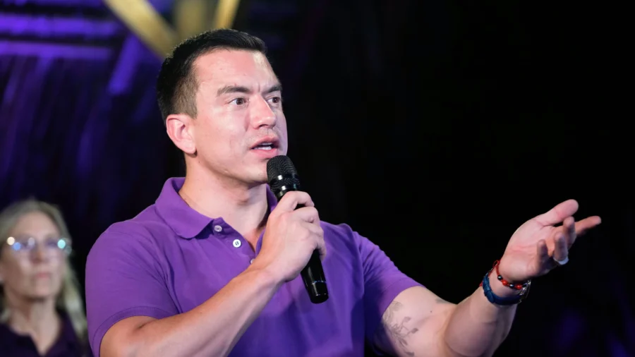 Ecuadorian President's Car Pelted by Rock-Throwing Crowd | NTD