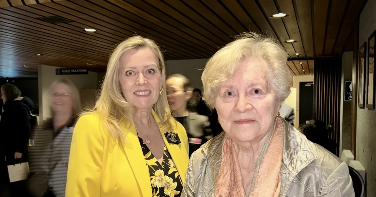 Mother and Daughter See Beautiful History in Shen Yun | NTD