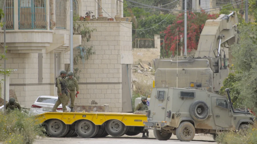 Israel Strikes Building Housing Displaced Gaza Residents | NTD