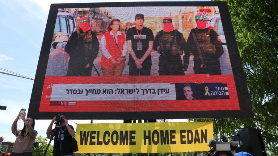 Israeli American Hostage Edan Alexander Expected at Military Base | NTD