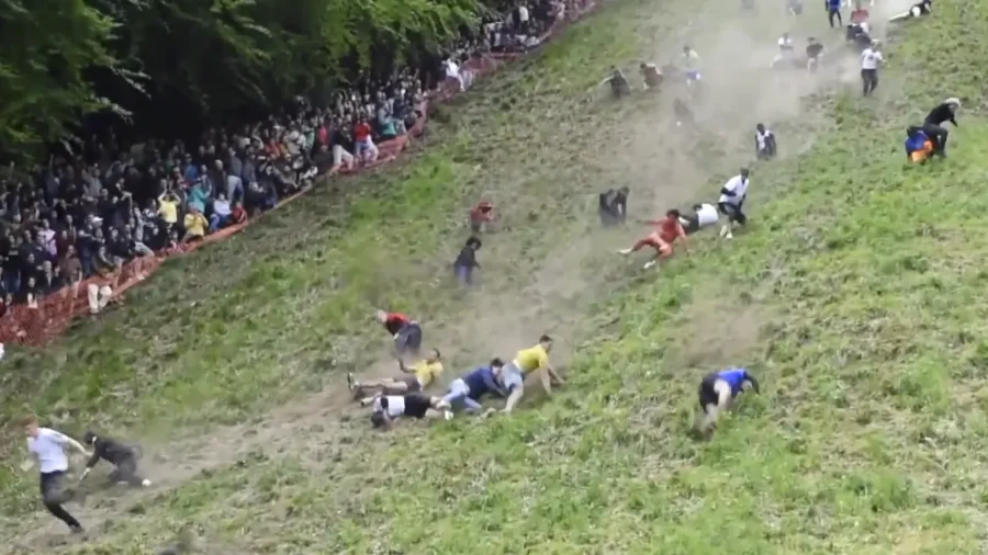Hundreds Chase Cheese Down Steep Hill in Cheese Rolling Tradition | NTD