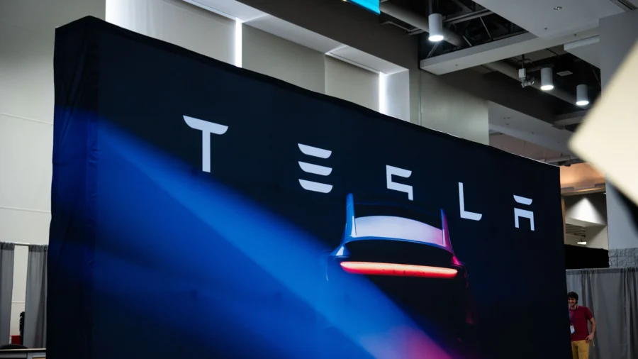 Tesla Stock Tanks 14 Percent as Trump-Musk Feud Intensifies | NTD