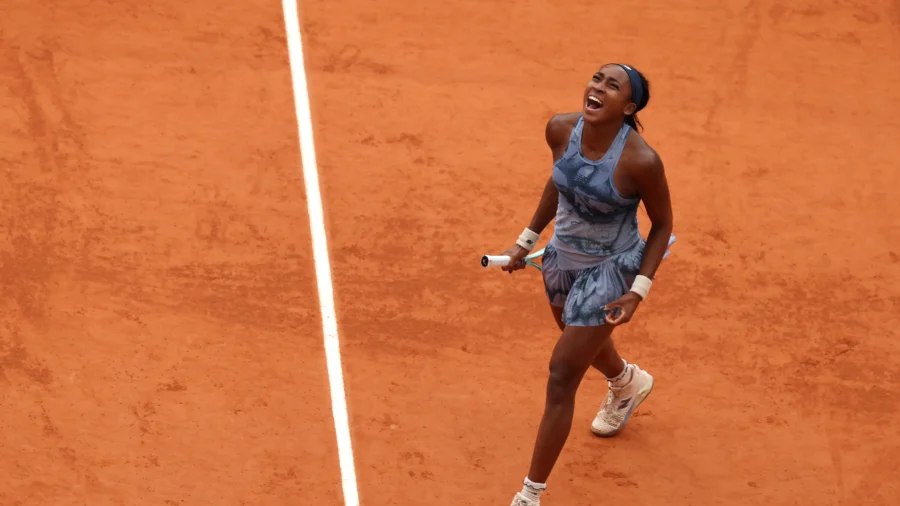 Coco Gauff Defeats Top-Ranked Aryna Sabalenka to Win Her First French Open Title | NTD