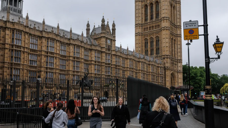 Report Warns UK's Equality Act Creates Discrimination | NTD