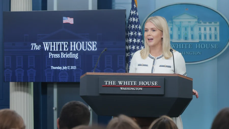 White House Holds Press Briefing With Karoline Leavitt (July 23) | NTD