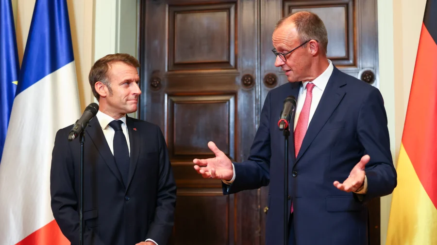 France's Macron, Germany's Merz Meet as US Tariff Deadline Nears | NTD