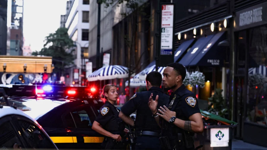 Scenes in New York City Amid Reports of Active Shooter Situation | NTD