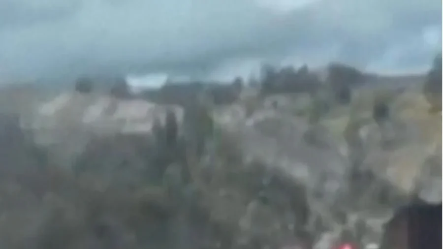 Mob Attacks Motorcade With Rocks as Ecuador's President Passes | NTD